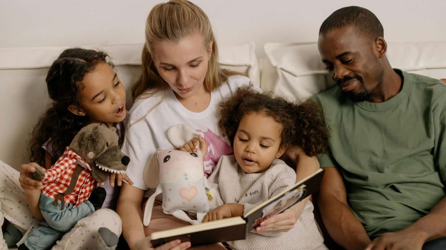 Engaging Devotionals: 10-Minute Kids Daily Devotionals - Worship University